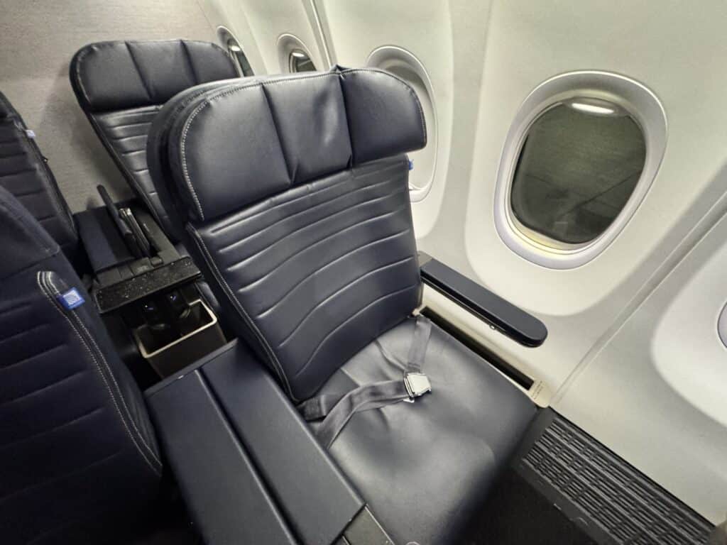 Review: United Airlines First Class (737 MAX 8) | Frugal Flyer